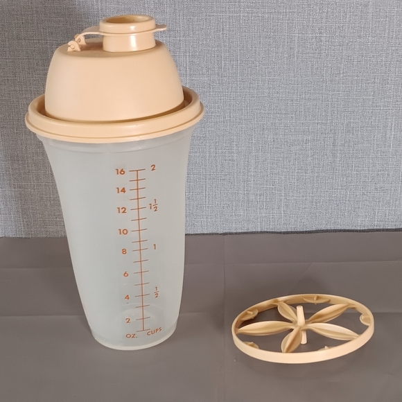 Tupperware | Kitchen | Vintage Tupperware Quick Shake 6 Oz Shaker Mixer ...